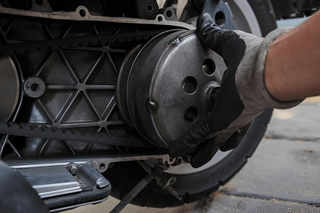 Inilah Perbedaan Komponen Transmisi Motor Matic dan Manual, Apa Saja?